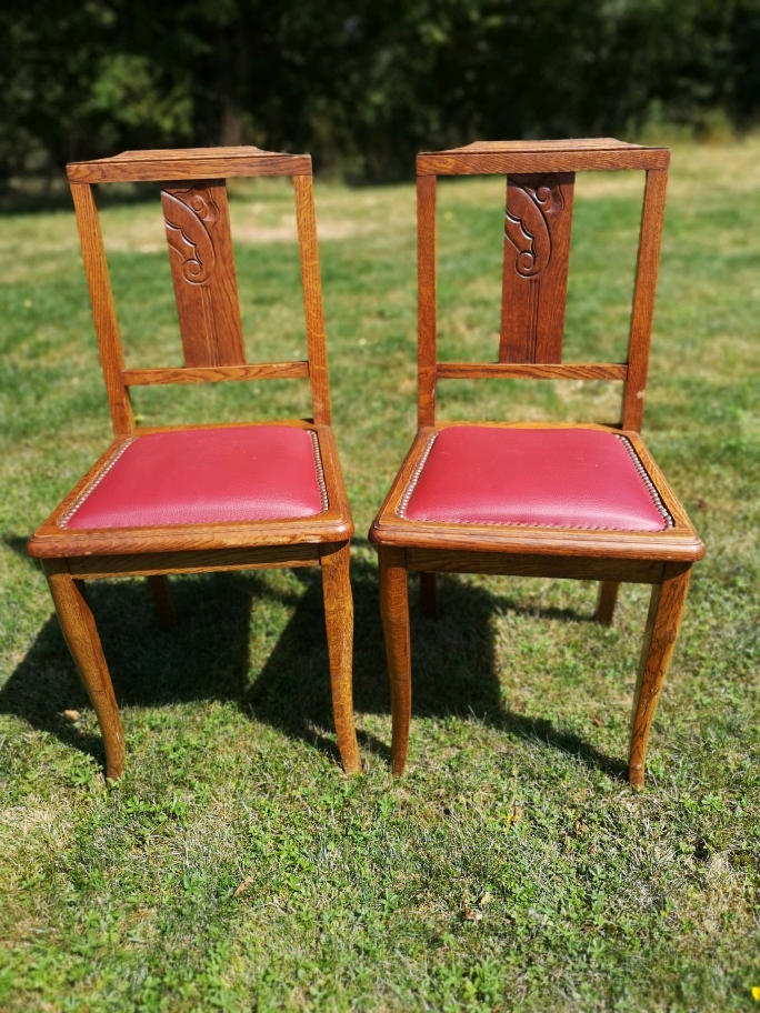 CHAISES VINTAGE BOIS ET CUIR ROUGE | ABC Location